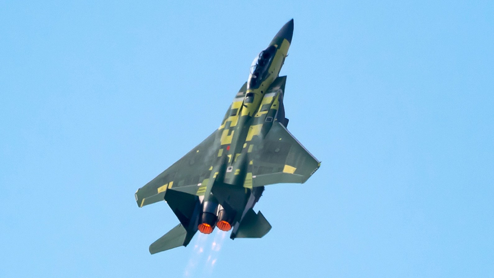 This Gulf War Footage Of An F-16 Dodging 6 Iraqi Missiles Is Insane