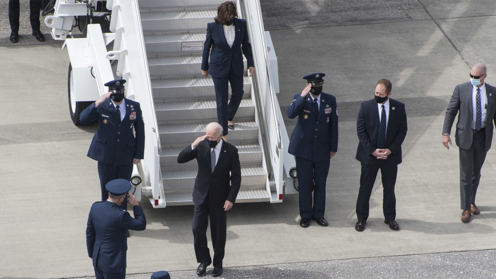 No, politicians are not required to salute members of the military