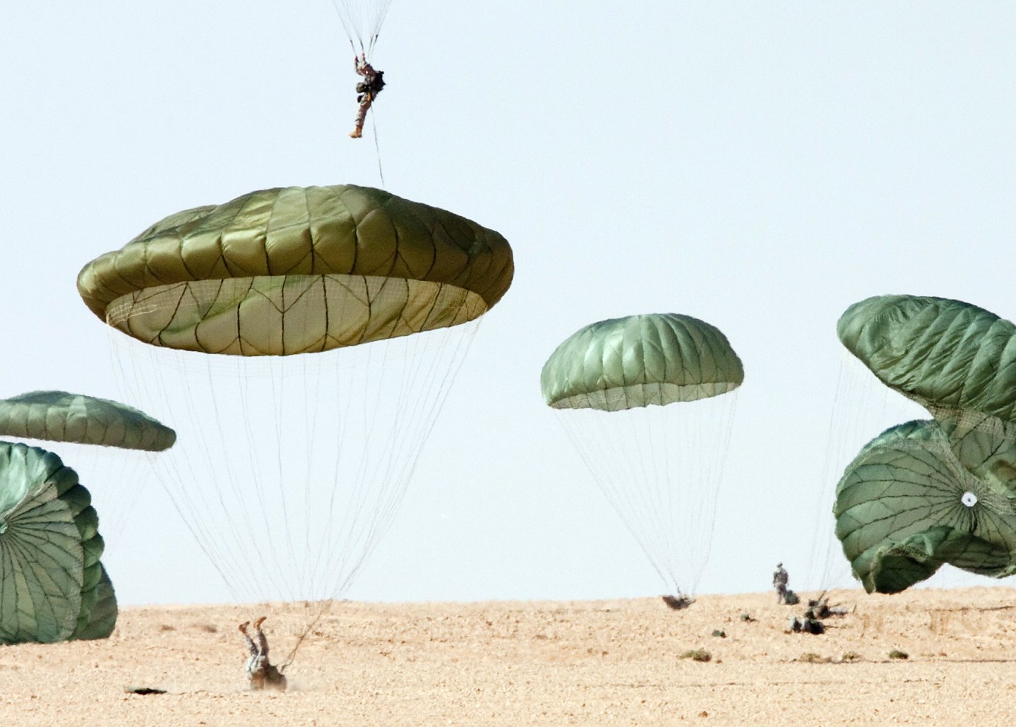 VIDEO: US Army paratrooper pulls reserve parachute at the last moment
