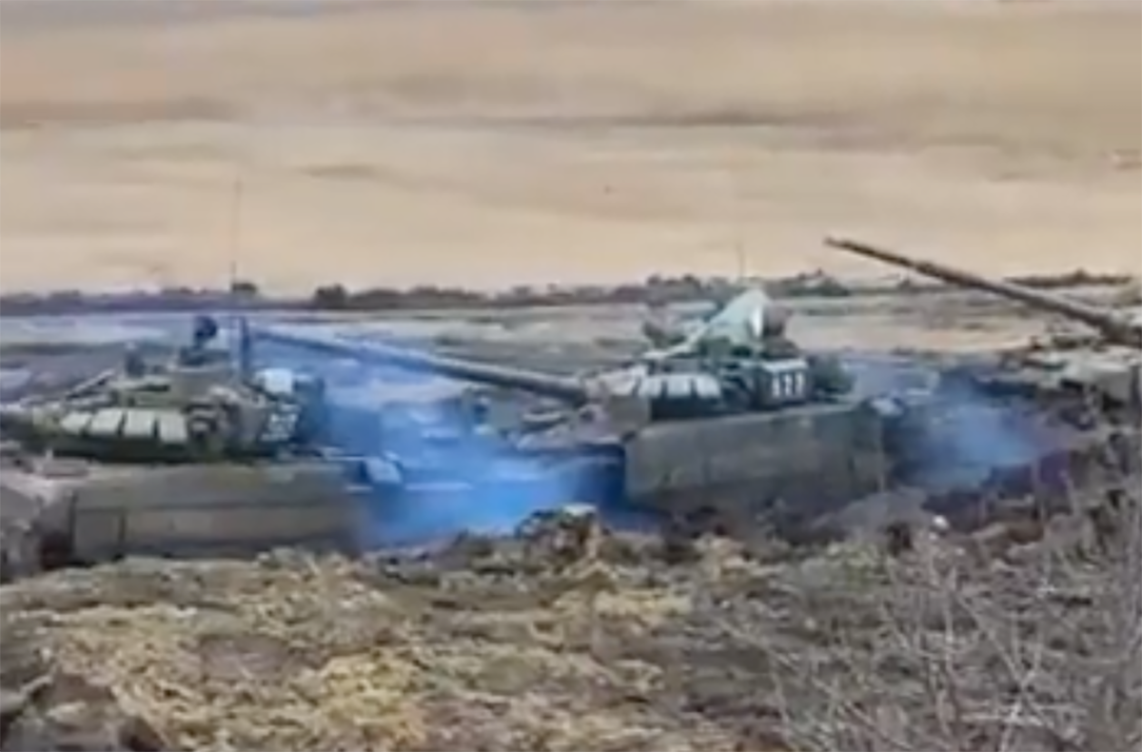 Watch Russian tanks stuck in the mud near Ukraine border