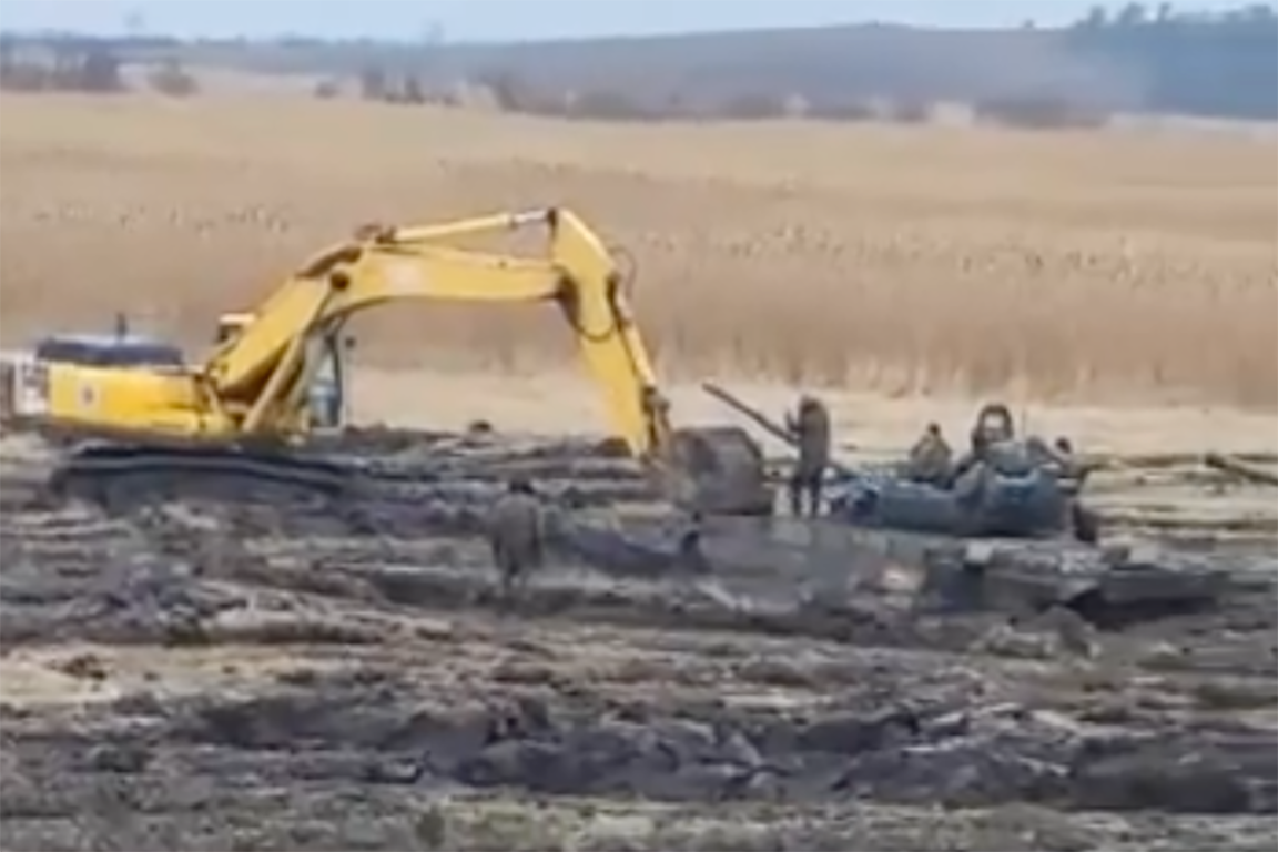 Watch Russian tanks stuck in the mud near Ukraine border