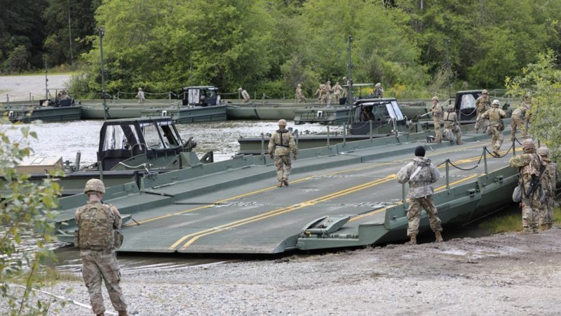 US soldiers show Russia how a competent army does a bridge crossing