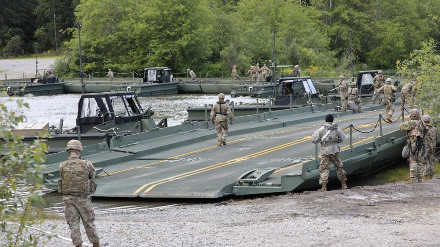 US soldiers show Russia how a competent army does a bridge crossing