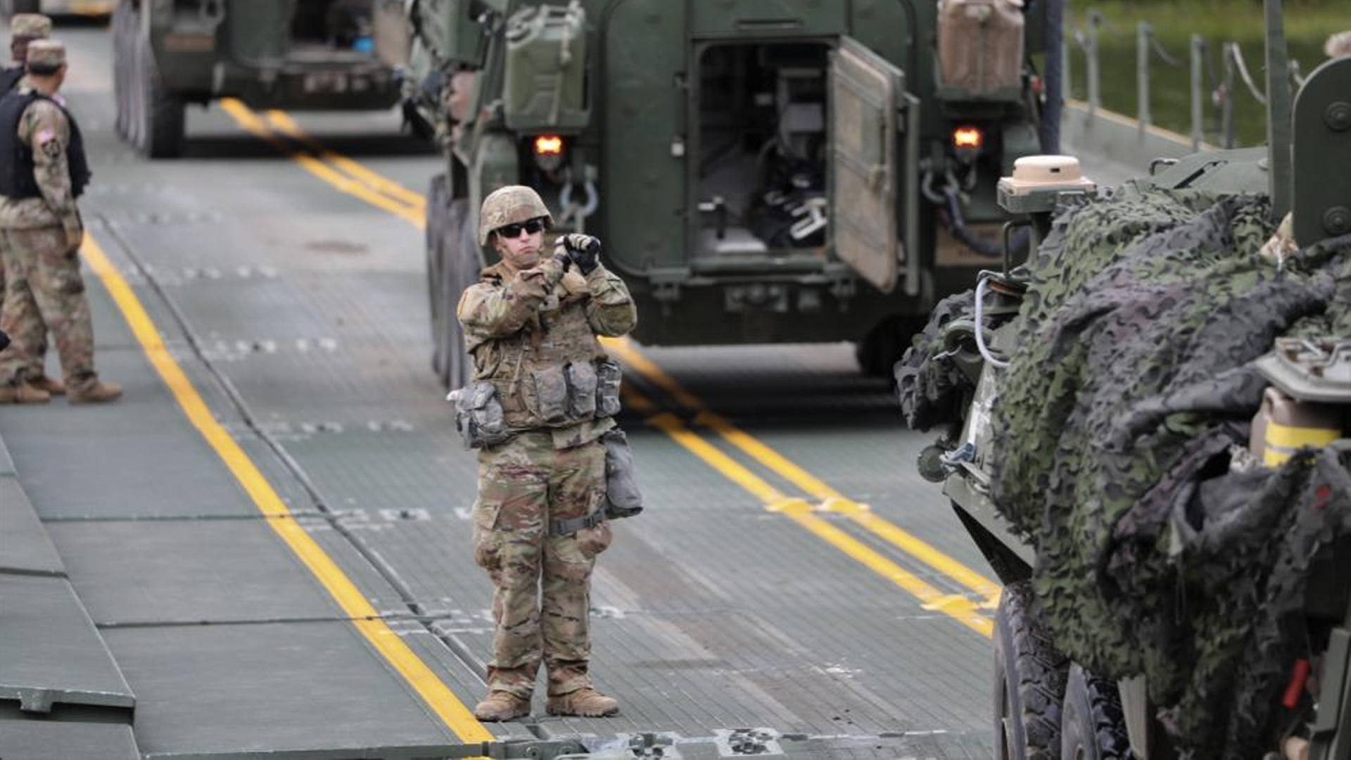 US soldiers show Russia how a competent army does a bridge crossing