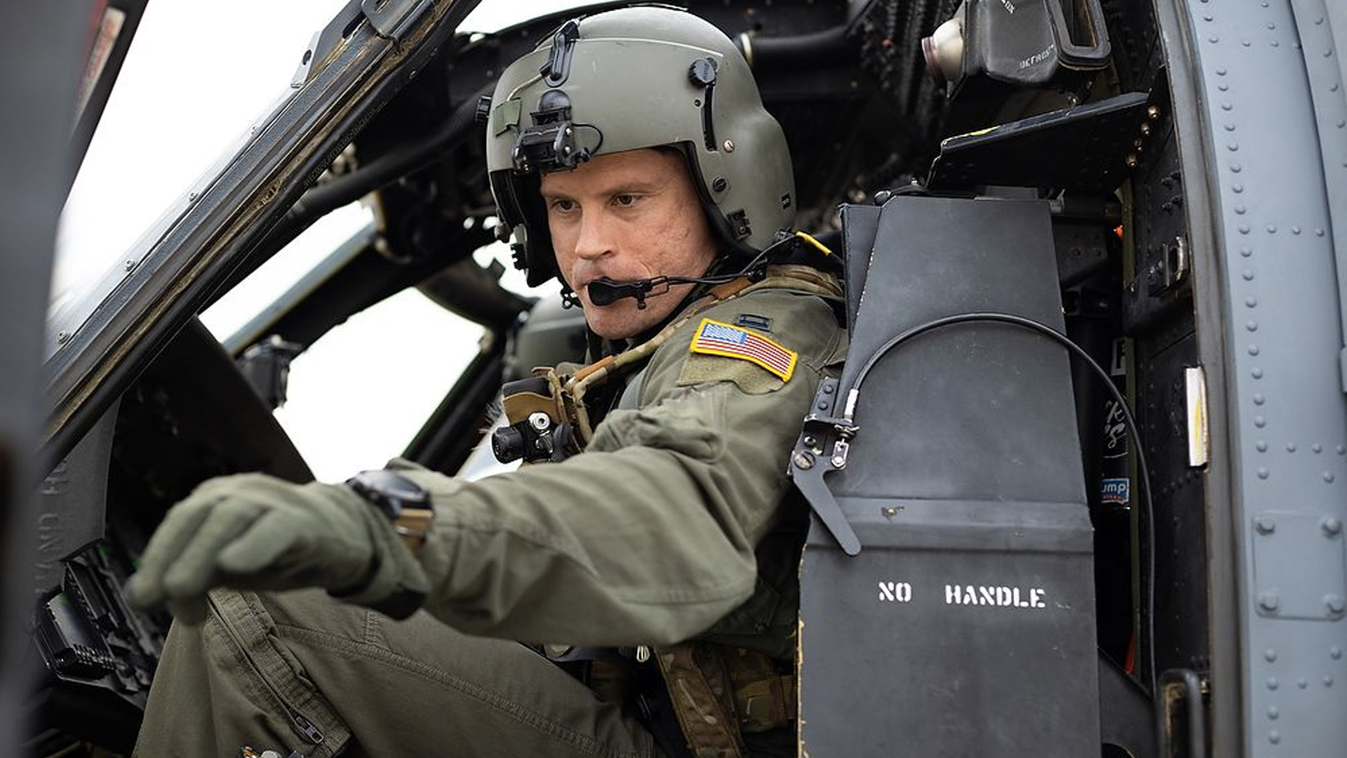 Air Force PJs jump into middle of Pacific Ocean to save a patient
