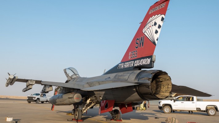 Why this Air Force F-16 has a hand of cards painted on its tail