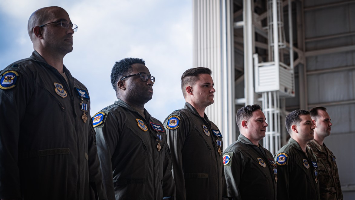 Air Force C-17 crew awarded for flying record 823 people out of Kabul