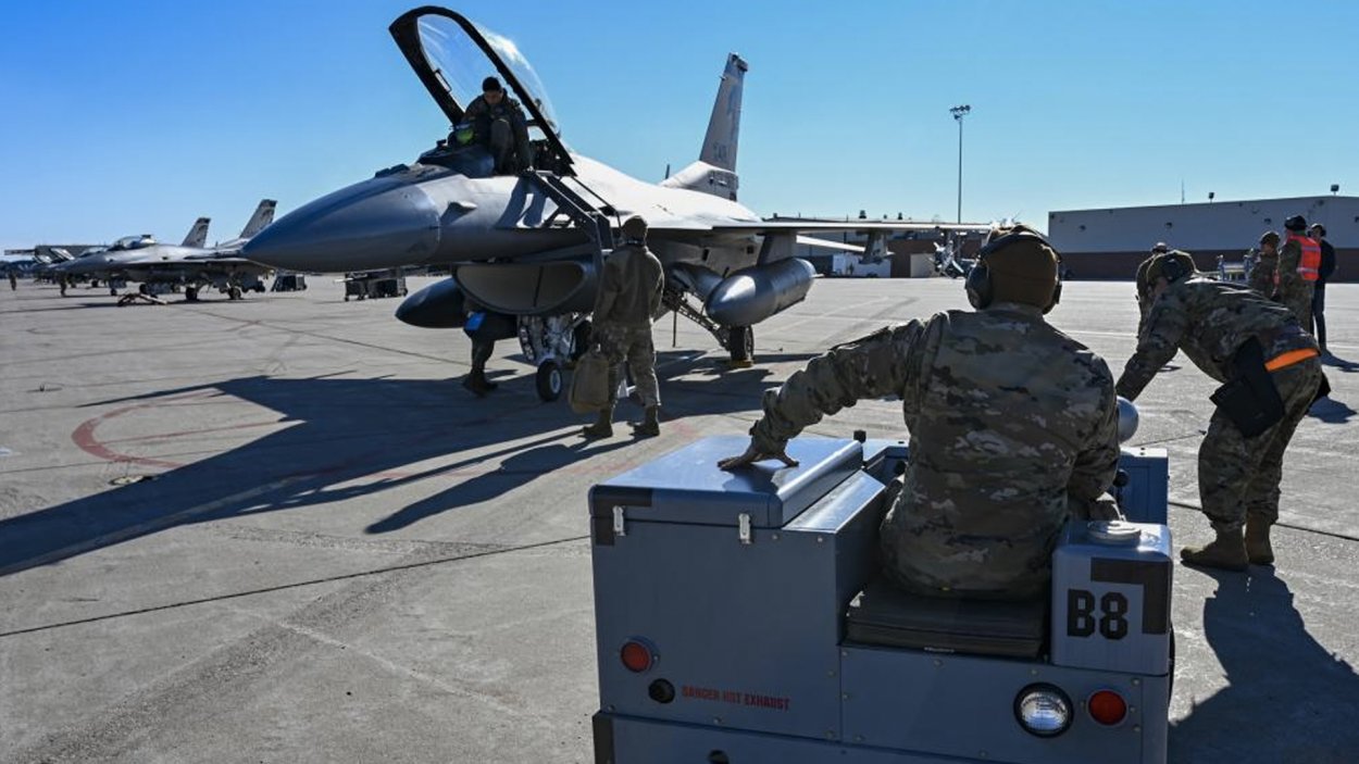 How airmen arm F-16 fighter jets with deadly weapons