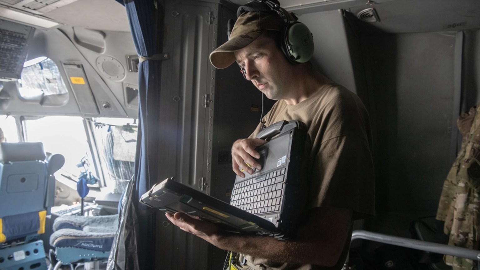 Air Force C-17 crew chief receives Distinguished Flying Cross