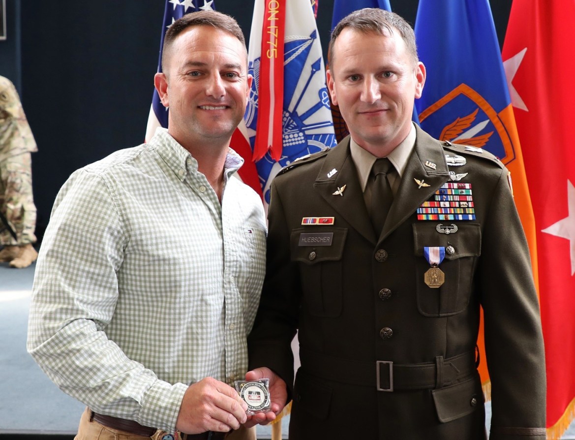 Army CW5 receives Soldier’s Medal for saving people from fire