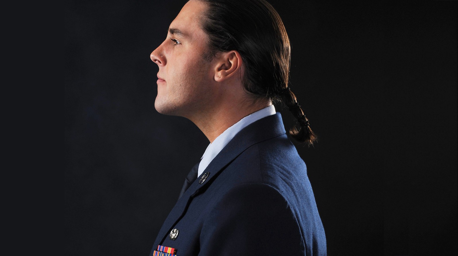 Army major honors fallen soldiers with Native eagle feathers in hair