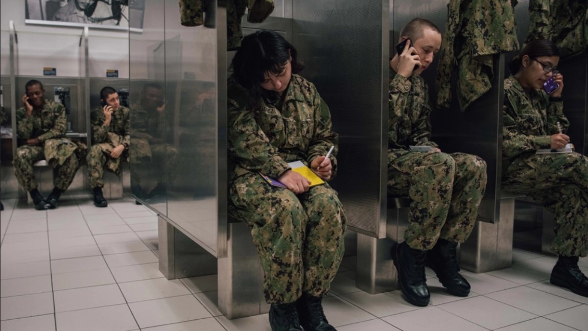 US Navy lets recruits use cell phones to call home in basic training ...