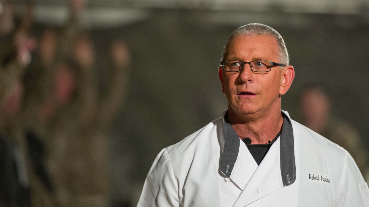 Celebrity chef Robert Irvine is taking on how the Army's dining halls