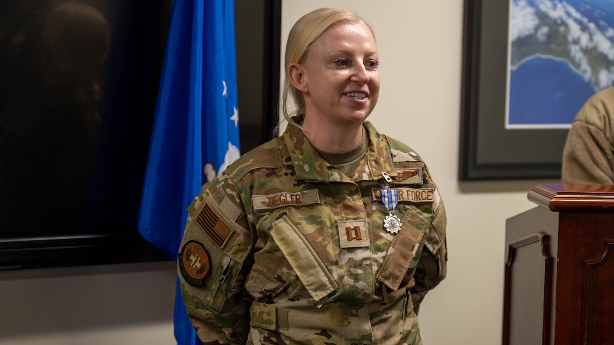 Airman cared for a sick passenger for 8 hours on international flight
