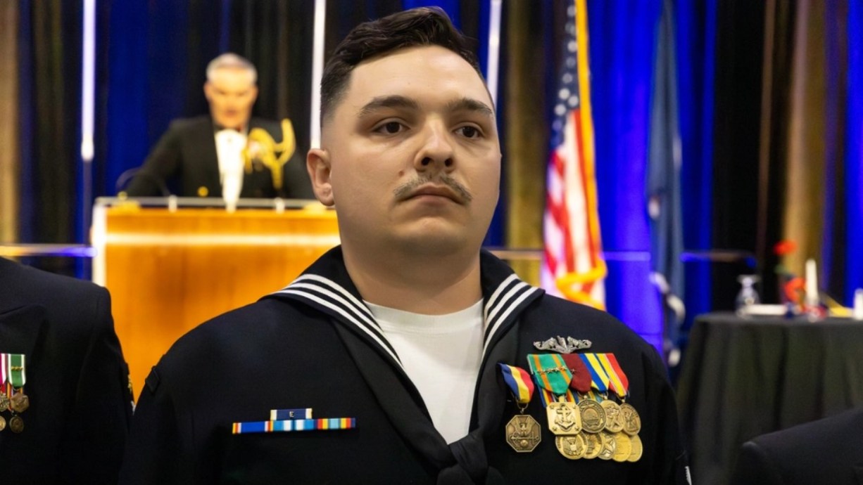 Navy submariner honored for saving people from a burning building