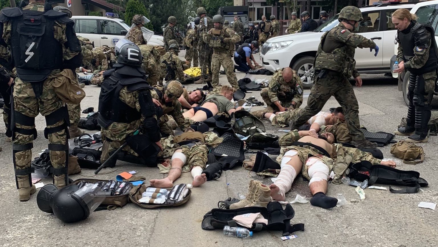 Eight US soldiers rescued stranded police in a major Kosovo riot